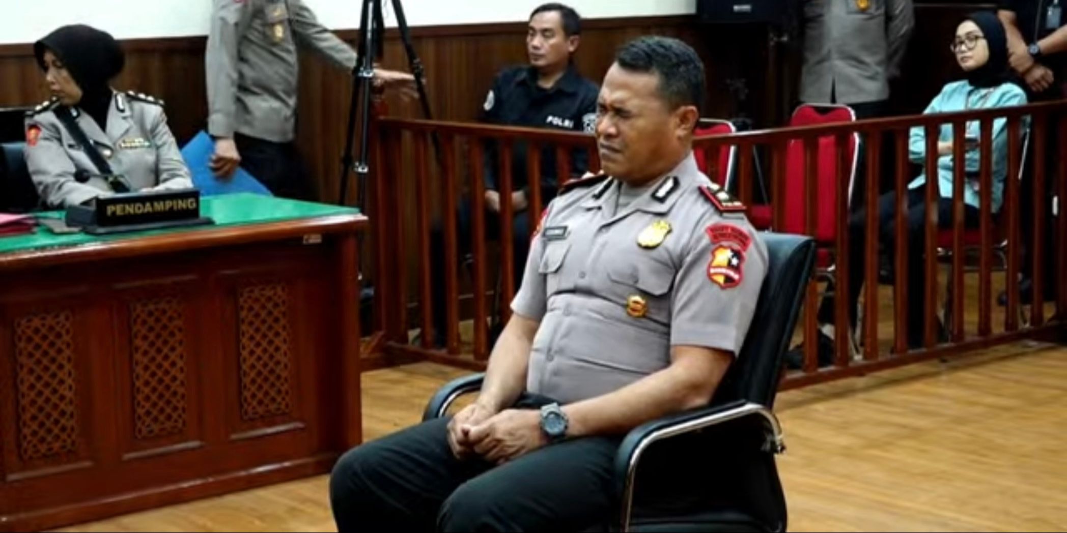 VIDEO: Tangis Kompol Kosmas Dipecat Polri di Kasus Affan Ojol: Tak Ada ...