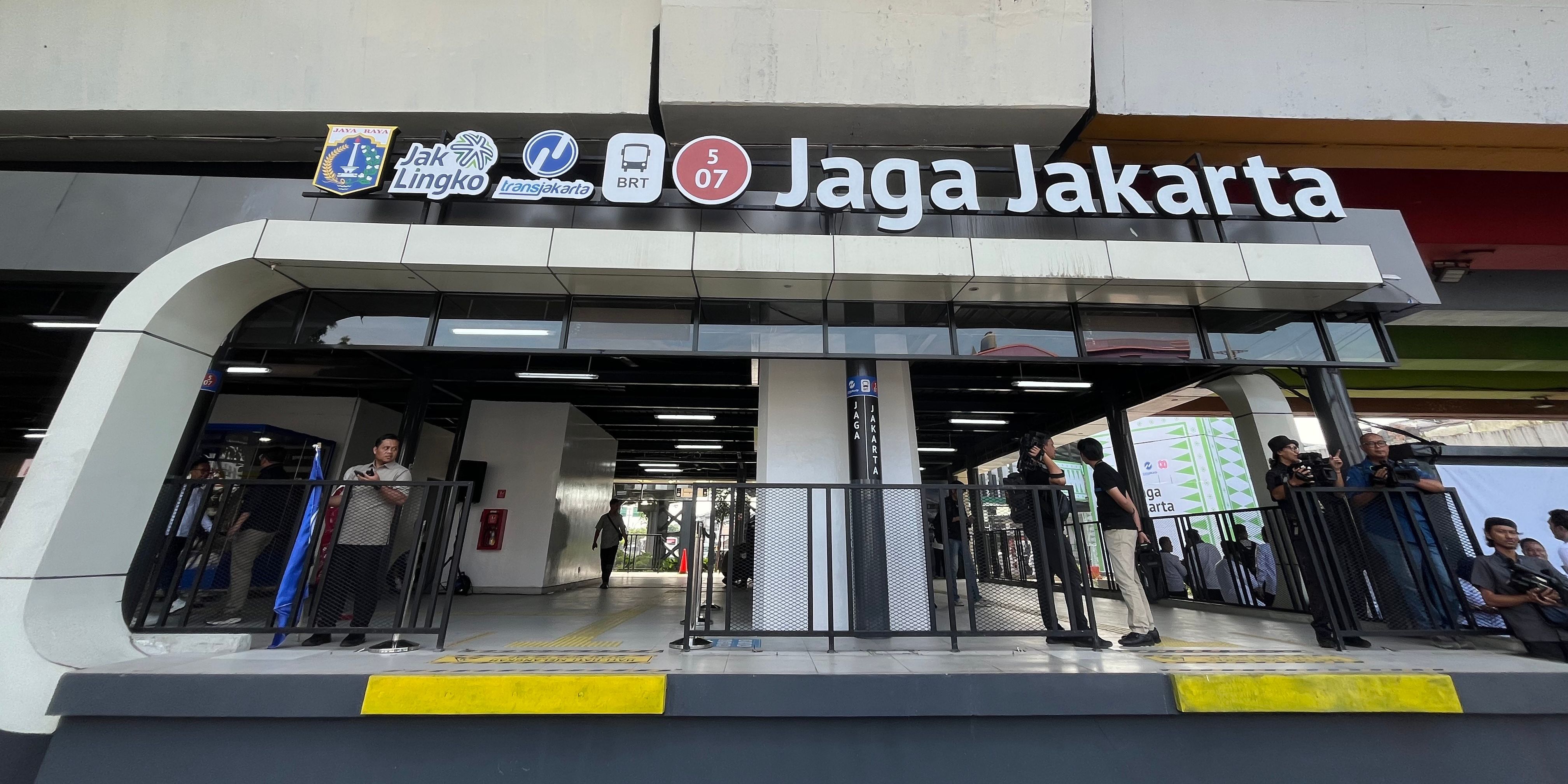 Halte TransJakarta Senen-Sentral Rusak Dibakar Massa Beres Diperbaiki ...