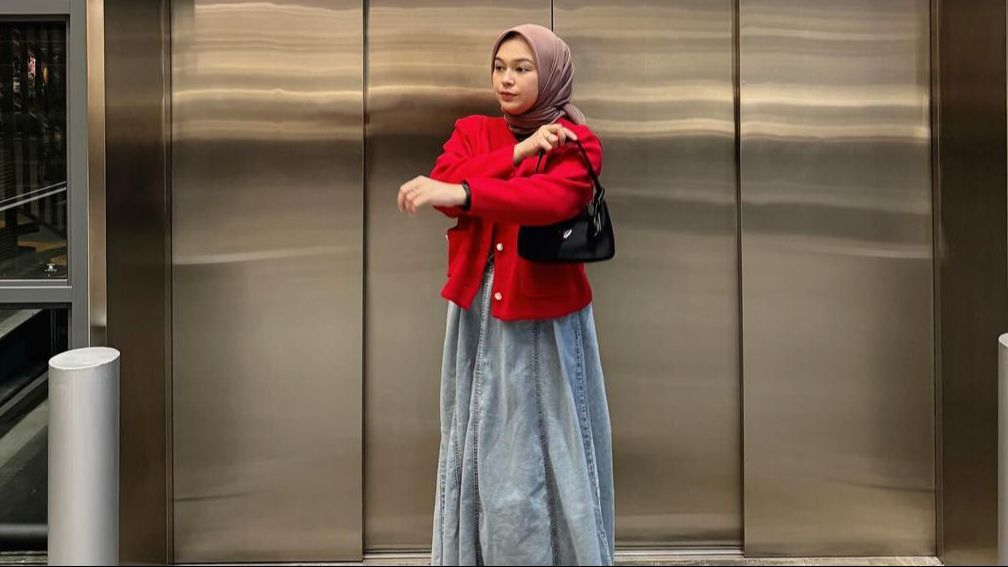 Padukan Blazer Merah dan Rok Jeans, Tampilan Auto Cetar