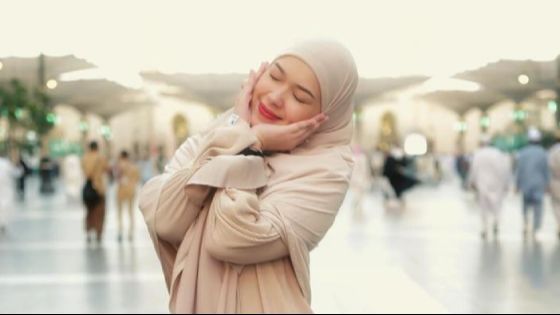 8 Potret Cantik Rebecca Klopper saat Umroh, Cincin Dzikir Tak Pernah Dilepas