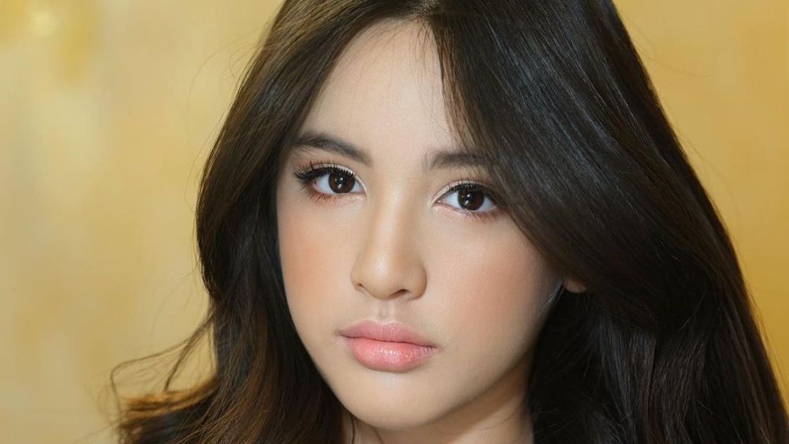 Dirias dengan Makeup Soft Glam, Penampilan Mikhayla Bakrie Disebut Mirip Barbie