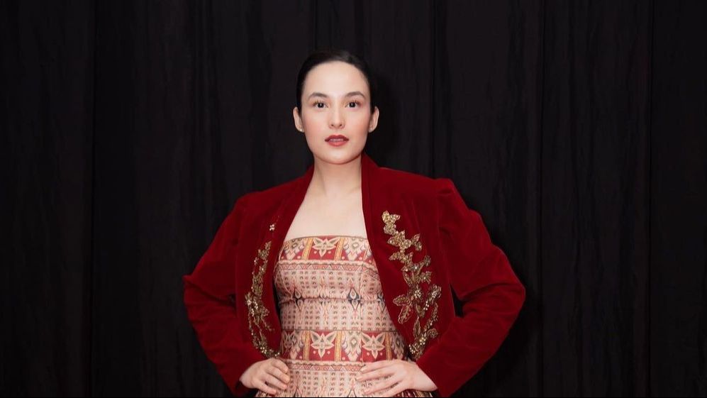 Potret Chelsea Islan dalam Balutan Batik Modern, Chic dan Berkarakter