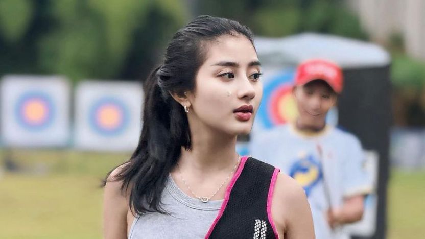 10 Potret Penampilan Ghea Youbi saat Berlatih Panahan, Salfok sama Body Goals-nya