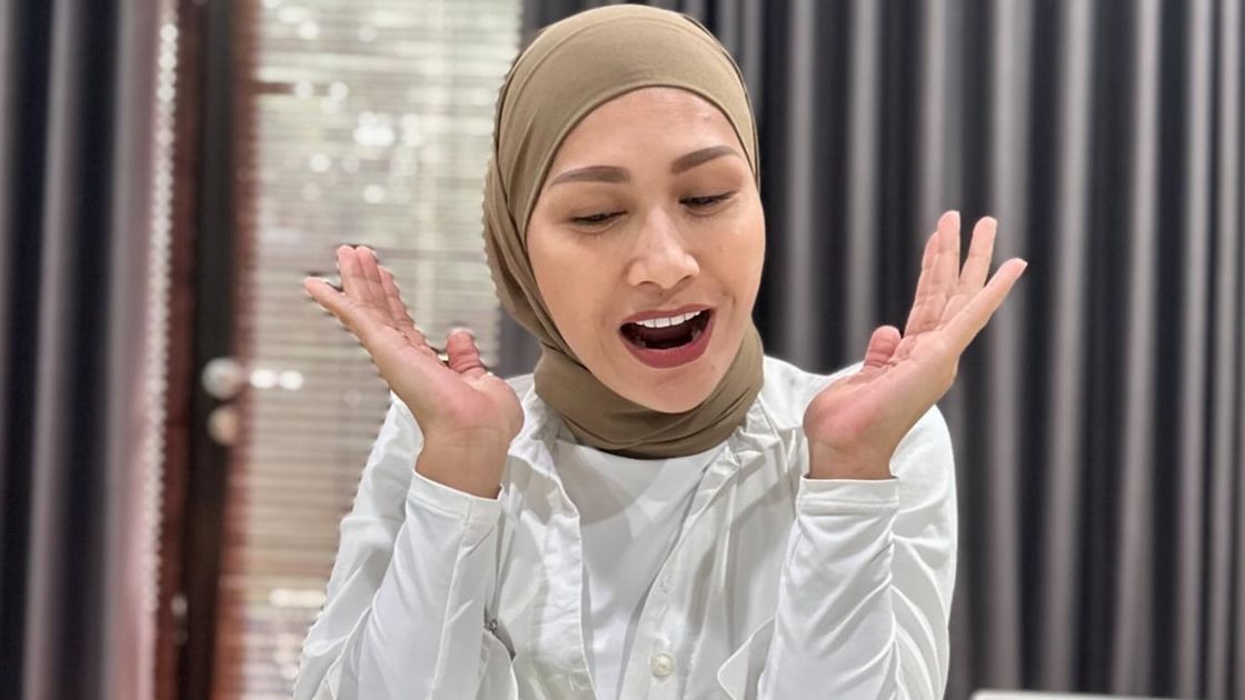 8 Potret Terbaru Tata Janeta Usai Berhijab, Penampilannya Manglingi Banget