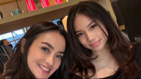Bak Kakak-Adik, 8 Potret Ririn Ekawati Hangout Bareng Putrinya yang Lagi Mudik ke Indonesia