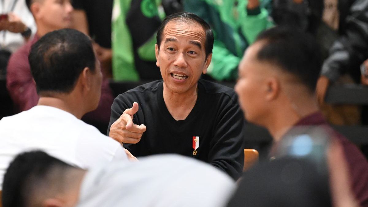 Respons Santai Jokowi Soal Fotonya Menghilang di Ruang Rakor PDIP Sumut | Dream.co.id