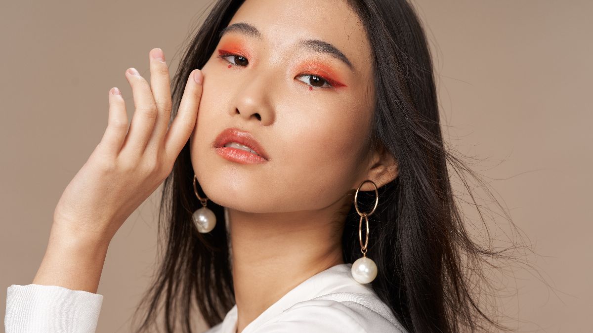 Rias Mata Tanpa Eyeshadow dengan 2 Produk yang Sering Ada di Pouch Makeup