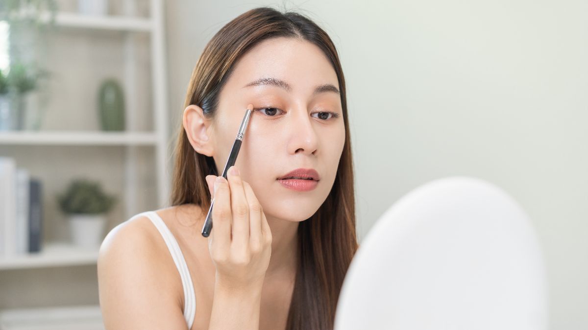 Pakai 3 Warna Eyeshadow dengan Kuas Berbeda untuk Makeup Mata Bergradasi