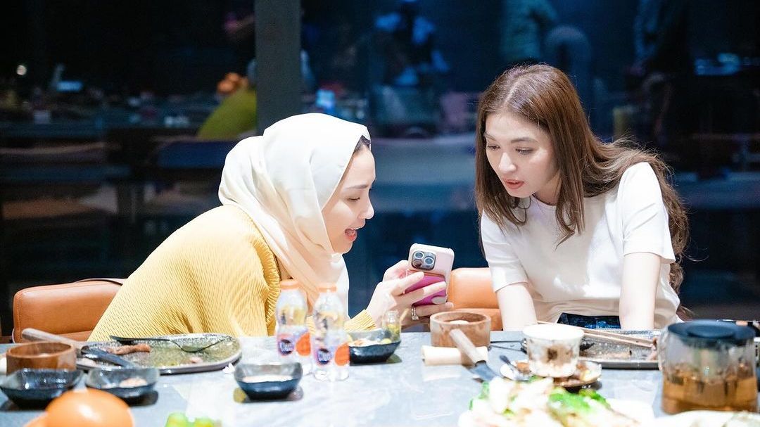 Intip Outfit Nagita Slavina dan Selvi Ananda Saat Nongkrong Bareng Bak Bestie