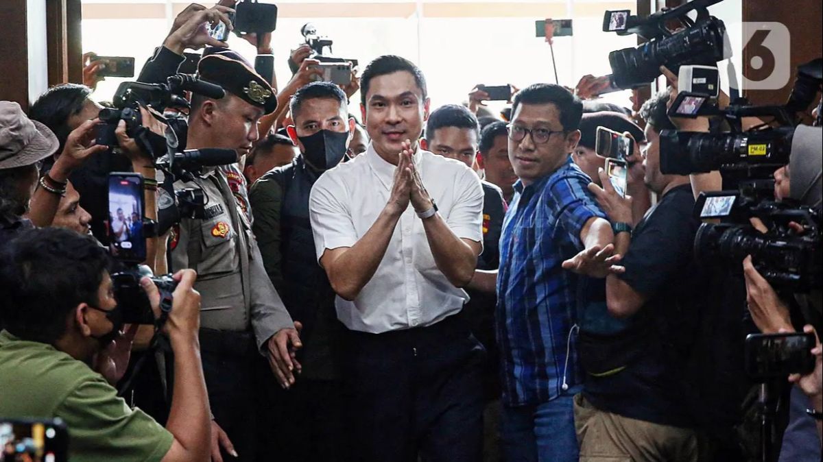 Rambut Klimis dan Modis, Ini Potret Harvey Moeis Pakai Kemeja Rp7 Juta ...