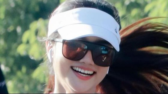 Viral Momen Tangan Fuji Ditarik Emak-Emak Usai Lari Marathon, Situasi ...