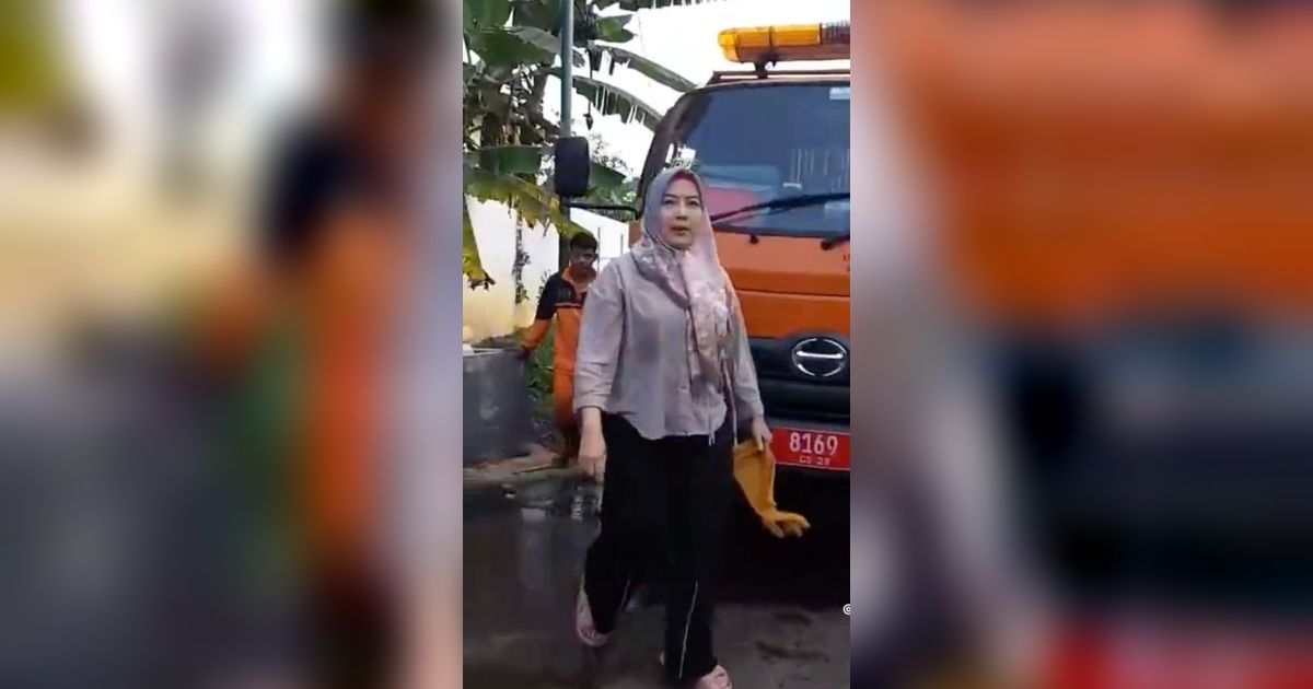 Duduk Perkara Wanita di Bogor Adang Truk Sampah Masuk Komplek Pakai ...