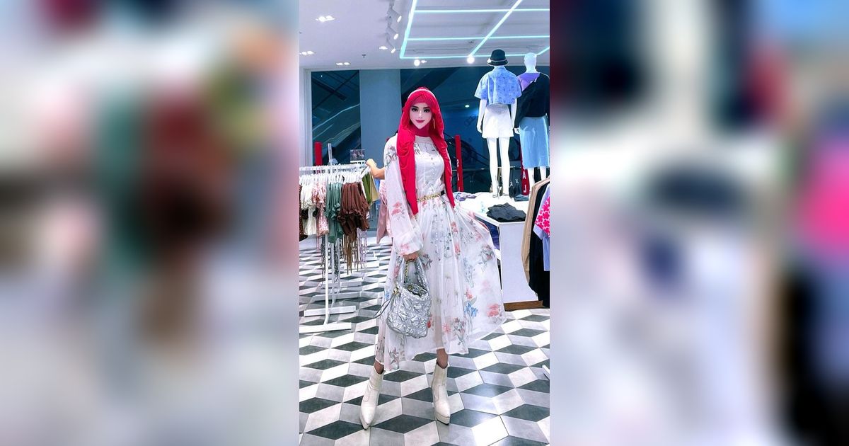 10 Potret Terbaru Yuni Jasmine, PNS yang Dijuluki Barbie Hidup 10 Potret Terbaru Yuni Jasmine, PNS yang Dijuluki Barbie Hidup