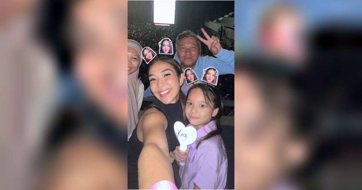 Potret Gading Marten dan Gisel Anastasia Ajak Gempi Nonton Konser Yura Yunita, Kompak Banget