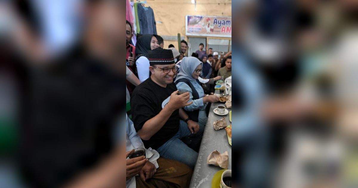 Anies Dikelilingi Emak-Emak di Pasar Situbondo, Tulisan Kaosnya Bikin Salah Fokus