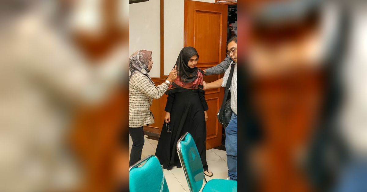 8 Potret Sidang Cerai Ria Ricis dan Teuku Ryan, Ada Momen Cium Tangan ... 8 Potret Sidang Cerai Ria Ricis dan Teuku Ryan, Ada Momen Cium Tangan ...