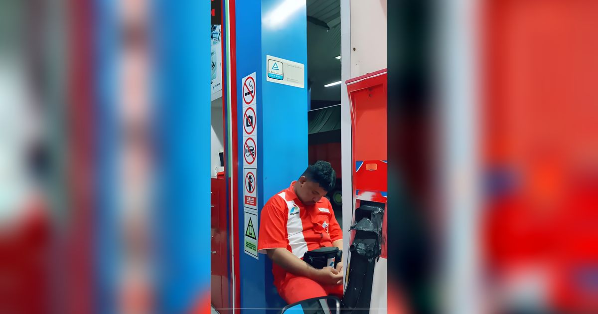 Viral Tukang Parkir Punya Paras Mirip Bruno Mars, Gantengnya Bikin ... Viral Tukang Parkir Punya Paras Mirip Bruno Mars, Gantengnya Bikin ...