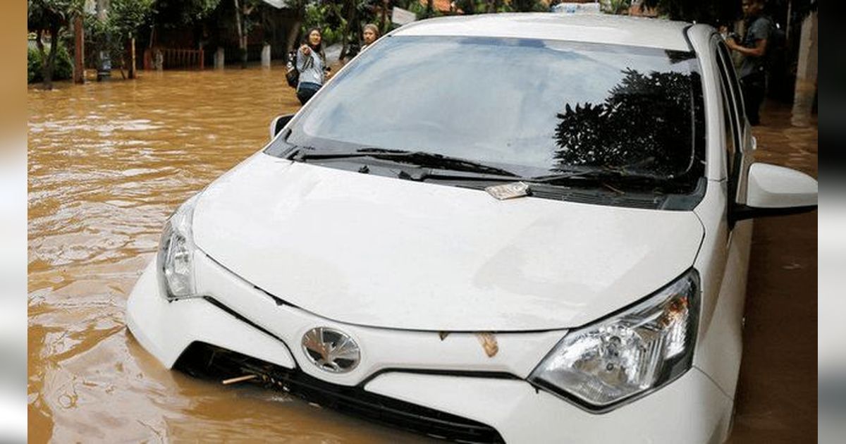 11 Ciri-ciri Mobil Bekas Pernah Terendam Banjir, Teliti Sebelum Membeli - Tips Otosia.com