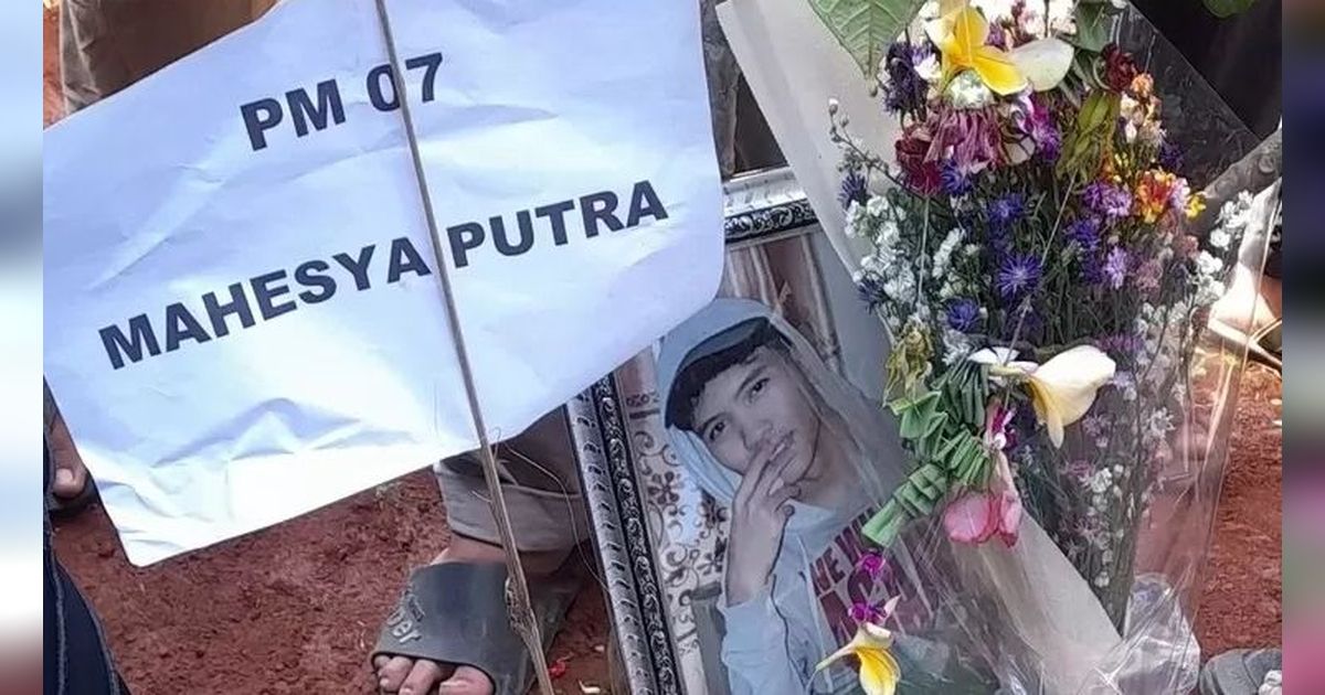 Pilu Pemakaman Jenazah Siswa dan Guru Korban Kecelakaan Bus SMK Lingga Kencana Depok yang Berdekatan