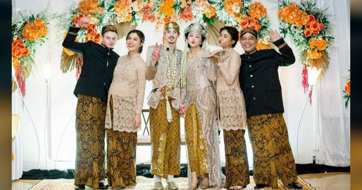 Kisah Pernikahan Unik Kakak Adik Menikah dengan Pria Bule Kakak Adik ... Kisah Pernikahan Unik Kakak Adik Menikah dengan Pria Bule Kakak Adik ...