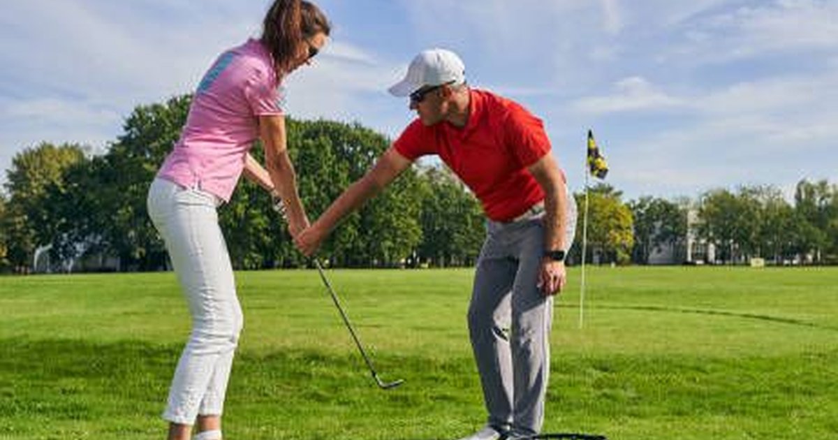 Momen Kaki Pria Kena Pukulan Bola Golf, Suara Bolanya Bikin Ikutan Nyeri