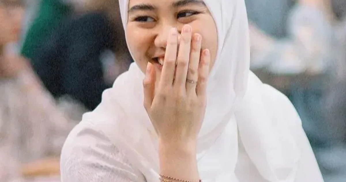 Momen Kartika Putri Benerin Hijab Aaliyah Massaid Jadi Omongan