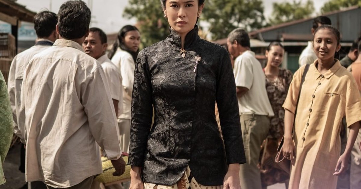 Potret Keren Kostum Kebaya yang Dikenakan Dian Sastro di Serial "Gadis Kretek"