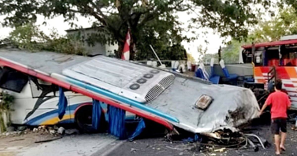 Adu Banteng Bus Eka Cepat dan Sugeng Rahayu Jelang Subuh di Ngawi: Atap Sampai Copot, Bagian ...