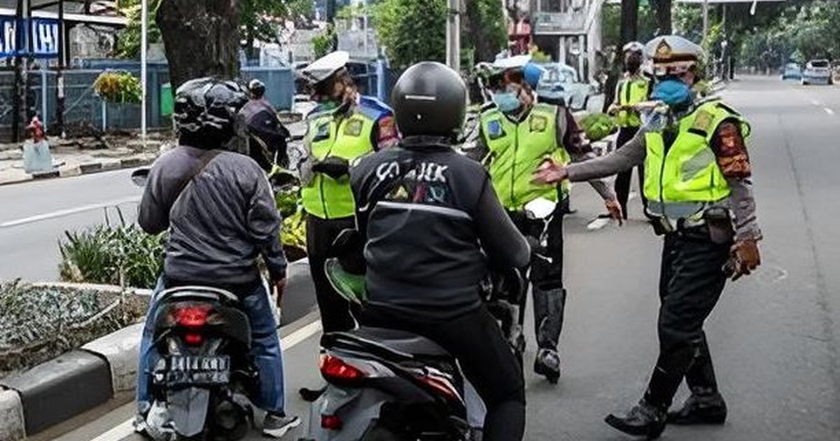 Video Viral Pemotor Tak Pakai Helm `Menghilang` Saat Mau Dipergok Polantas di Lampu Merah ...