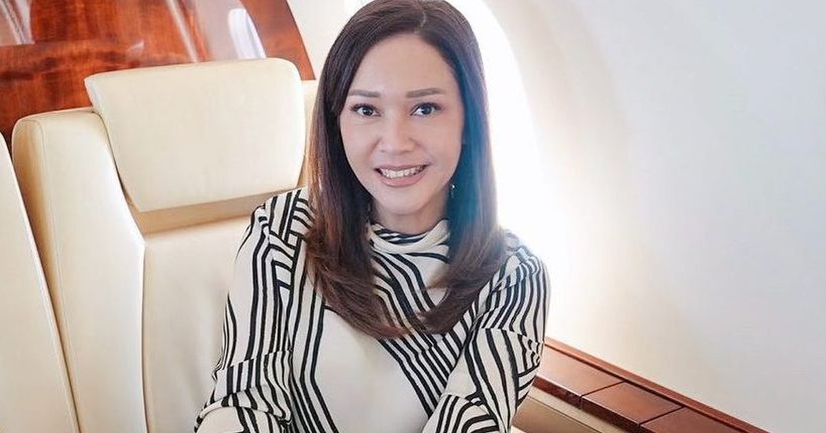 7 Potret Pakai Seragam SMP, Penampilan Maia Estianty Cantik Banget