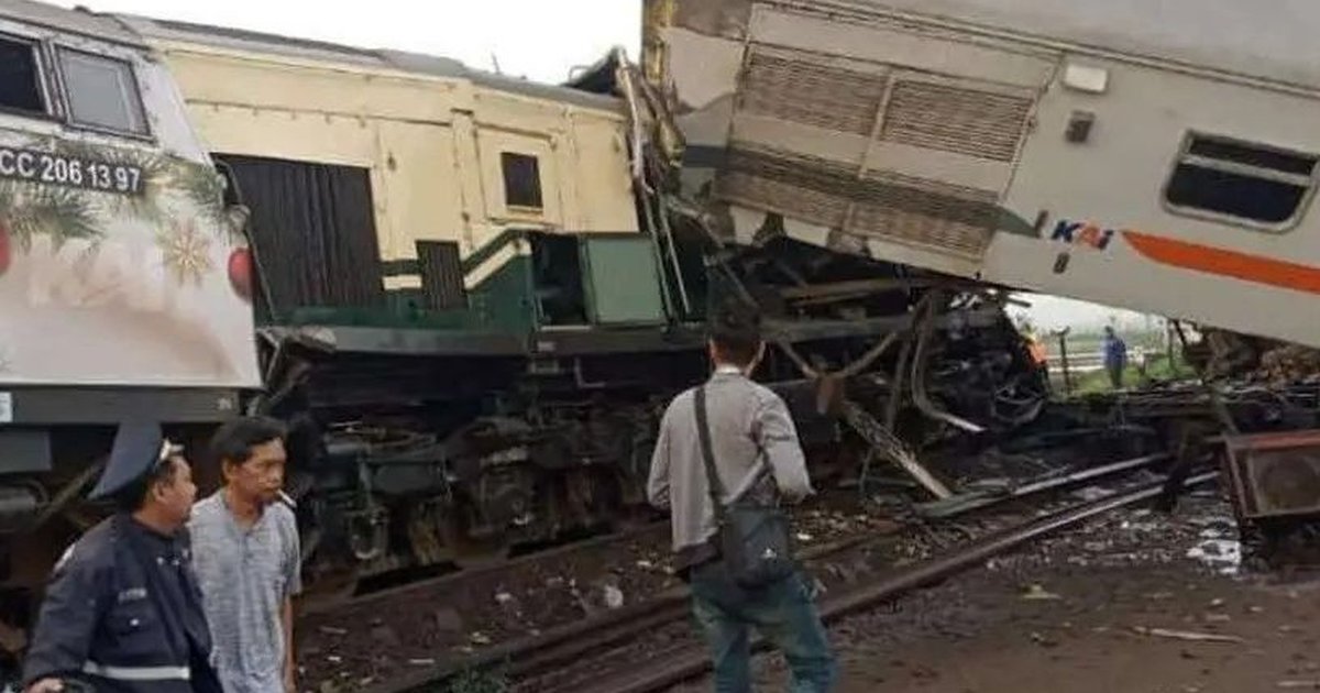 Foto-Foto 2 Kereta Tabrakan di Cicalengka Bandung