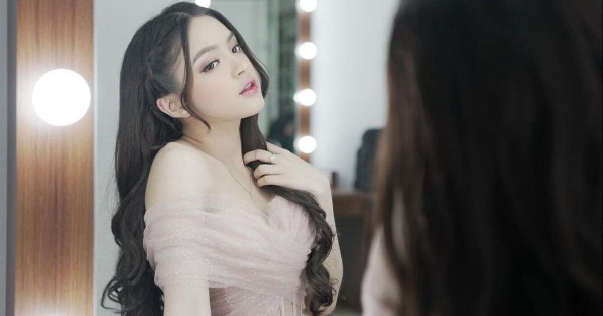 Potret Eca Aura Tampil Menawan Pakai Off Shoulder Dress, Pose Bak Model Profesional