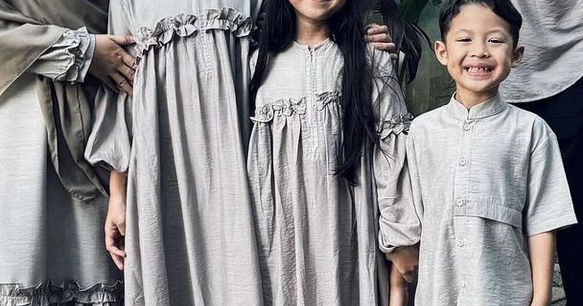 7 Potret Lebaran Idul Fitri Natasha Rizky dan Desta Bareng Anak-Anak