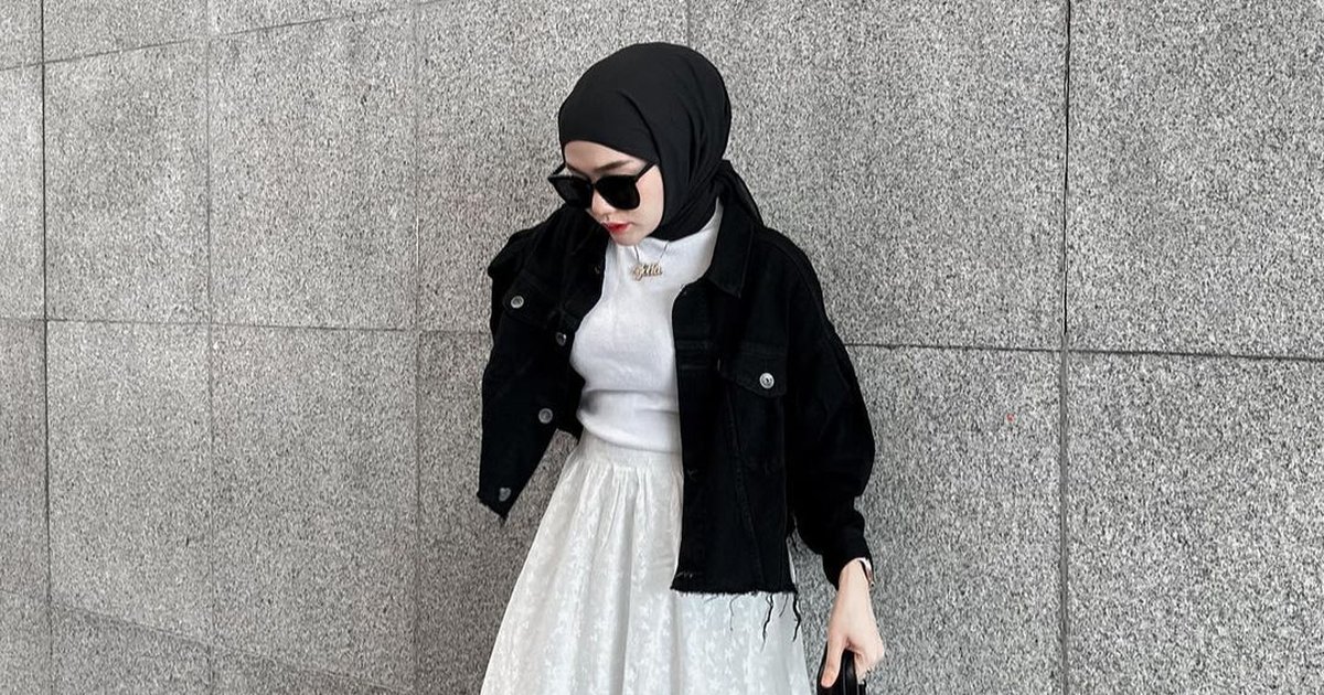 Inspirasi Gaya Edgy untuk Hijaber, Perpaduan Outfit Hitam Putih