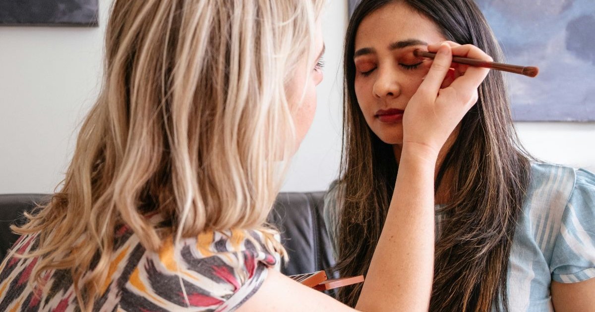 Jangan Cuci Kuas Makeup Pakai Sabun Cuci Pakaian, Bikin Kulit Jerawatan