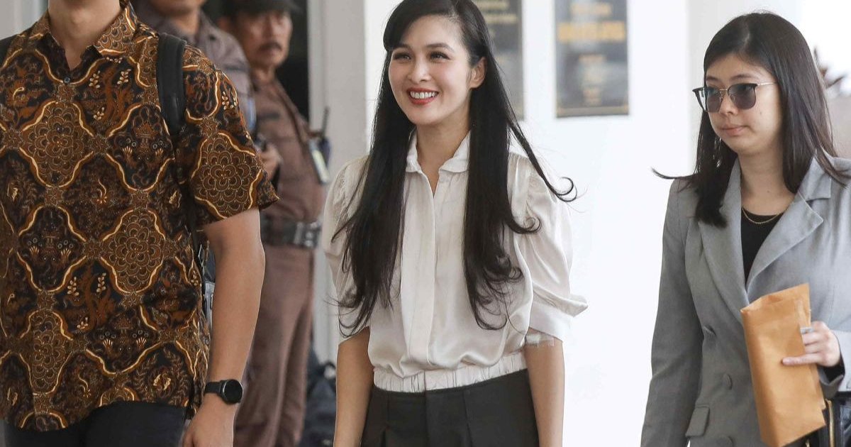 Sandra Dewi Pakai Sepatu Mewah saat Diperiksa Kejagung, Harganya Sekitar Rp17 Jutaan