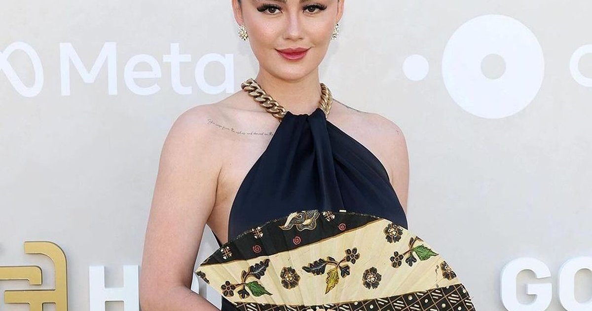 Potret Agnez Mo Pakai Tusuk Konde dan Gaun Batik di Red Carpet Gold Gala