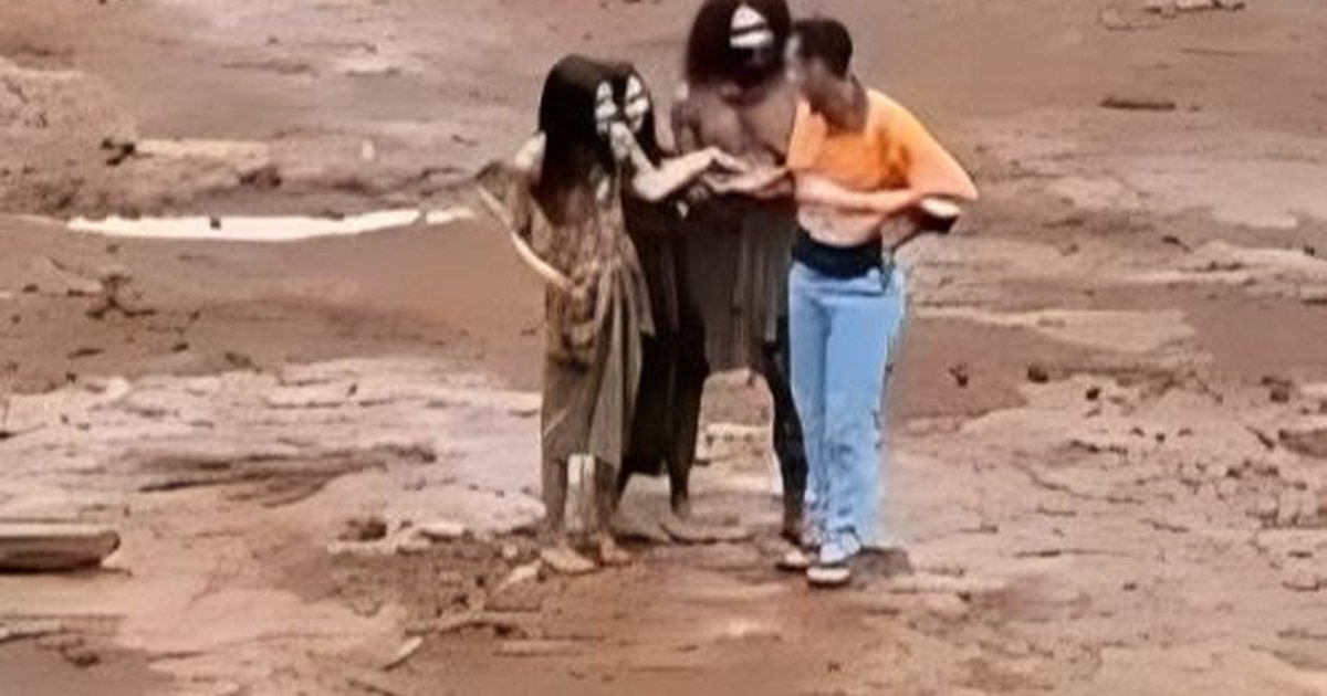 Momen Langka Penampakan Suku Asli Togutil Datangi Pekerja Proyek di ...