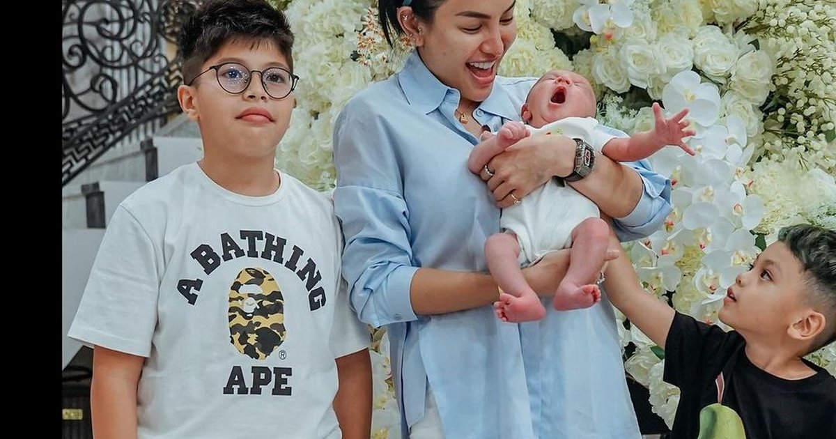 Buang Lolly, 7 Potret Nikita Mirzani Pamer Anak Ketiganya, Parasnya Disebut Sempurna