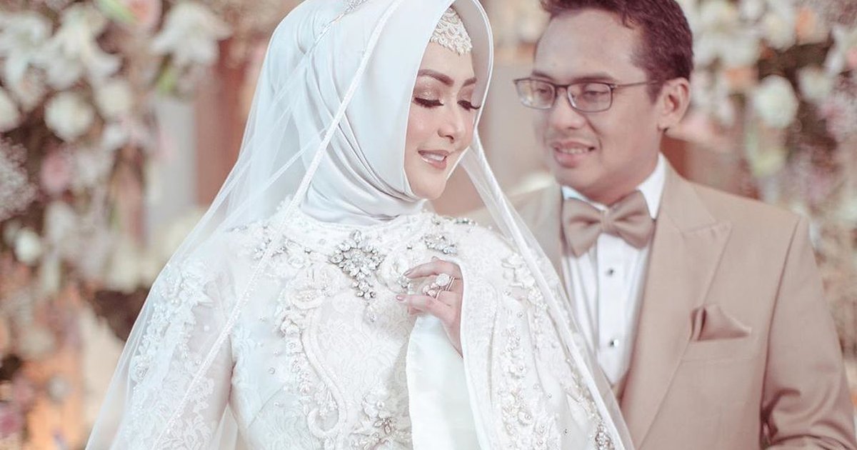 Susah Moveon! Potret Seleb Cantik Nikah lagi dengan Mantan Suami Susah Moveon! Potret Seleb Cantik Nikah lagi dengan Mantan Suami