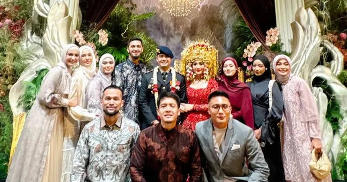 8 Inspirasi OOTD Artis Berhijab di Resepsi Pernikahan Febby Rastanty ...