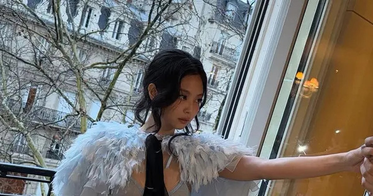 6 Potret Cantik Jennie Blackpink Pakai Sheer Bra dan Cape Dramatis di ...