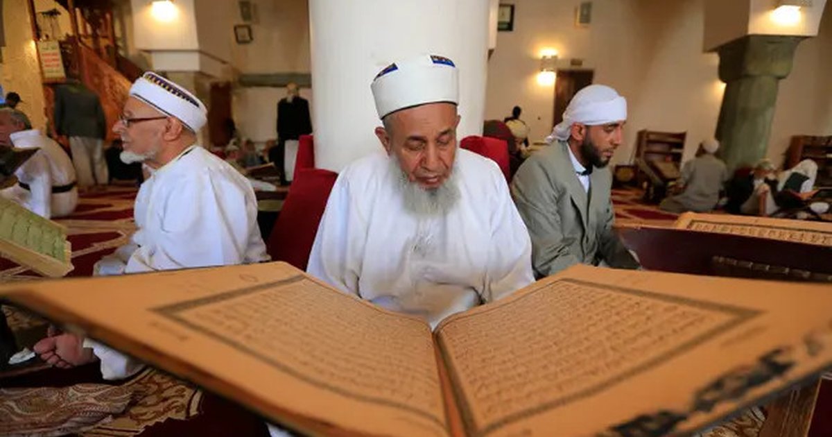 FOTO: Uniknya Tadarus dengan Alquran Berukuran Besar di Masjid Agung ...