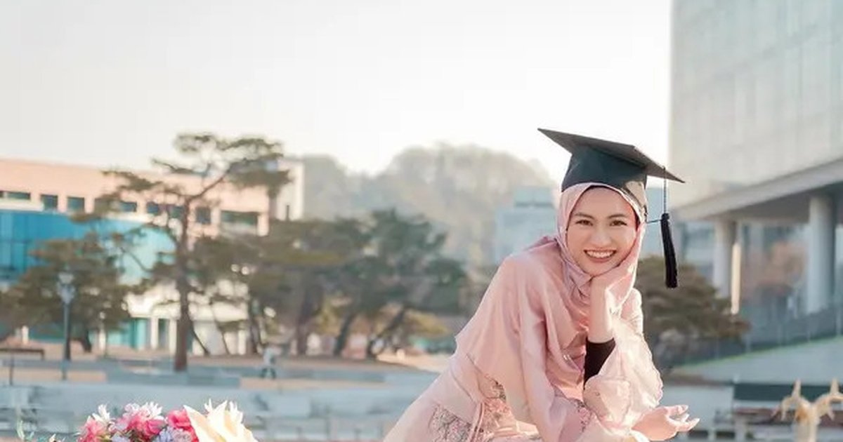 5 Inspirasi Model Hijab Wisuda 2025, Bikin Penampilan Makin Anggun di ...