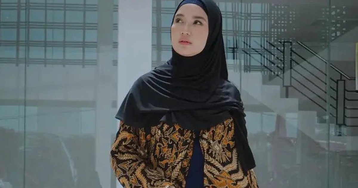Cantik dan Elegan, 7 Model Baju Batik Hijab Kekinian Chaca Frederica ...