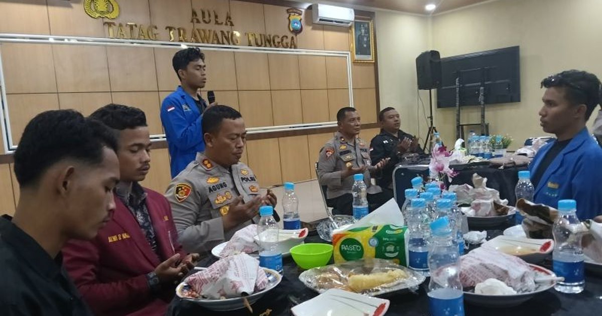 Solidaritas Tanpa Batas: Polisi dan Mahasiswa Gelar Doa Bersama Pasaman Barat untuk Almarhum ...