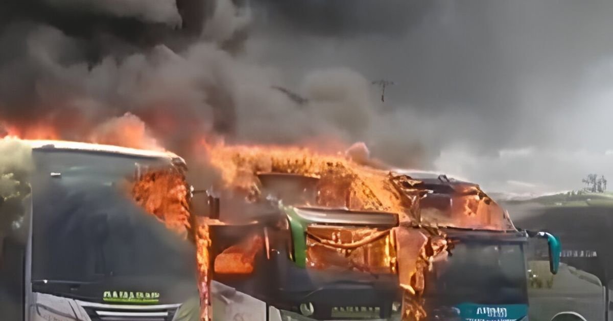 Hanguskan Lima Unit Bus, Ini 5 Fakta Kebakaran Pool Bus Sahabat di Cirebon - merdeka.com