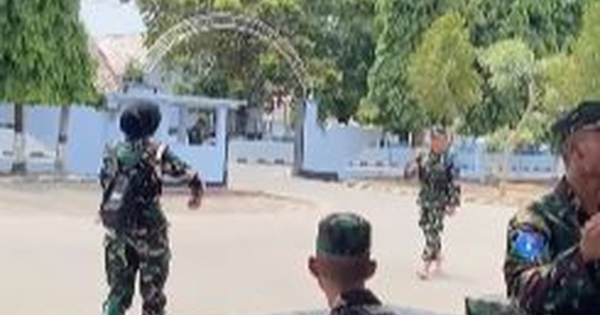Momen Haru Anggota Wanita TNI Jenguk Adik Tengah Pendidikan Tentara ...