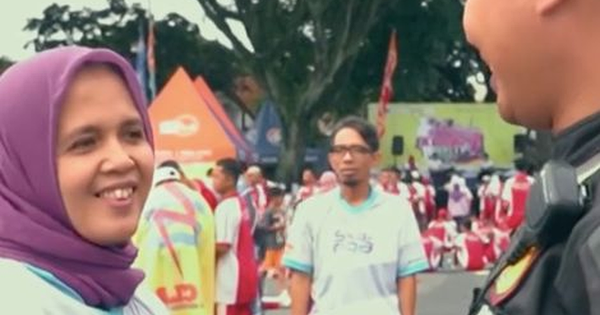 ⁠Momen Bintara Polisi Bertemu Guru Sekolahnya saat Dinas, Langsung ...