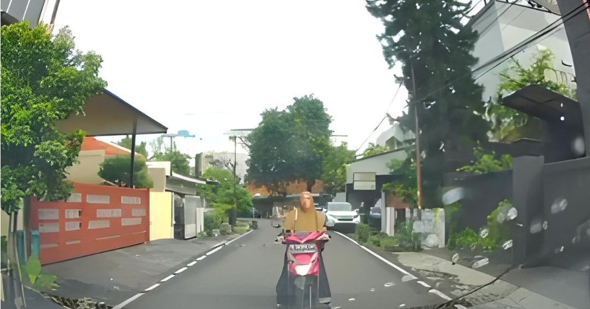 Random Banget! Emak-emak Naik Motor Tapi Tiba-tiba Berhenti Tengah Jalan Adang Pemobil - Motor ...